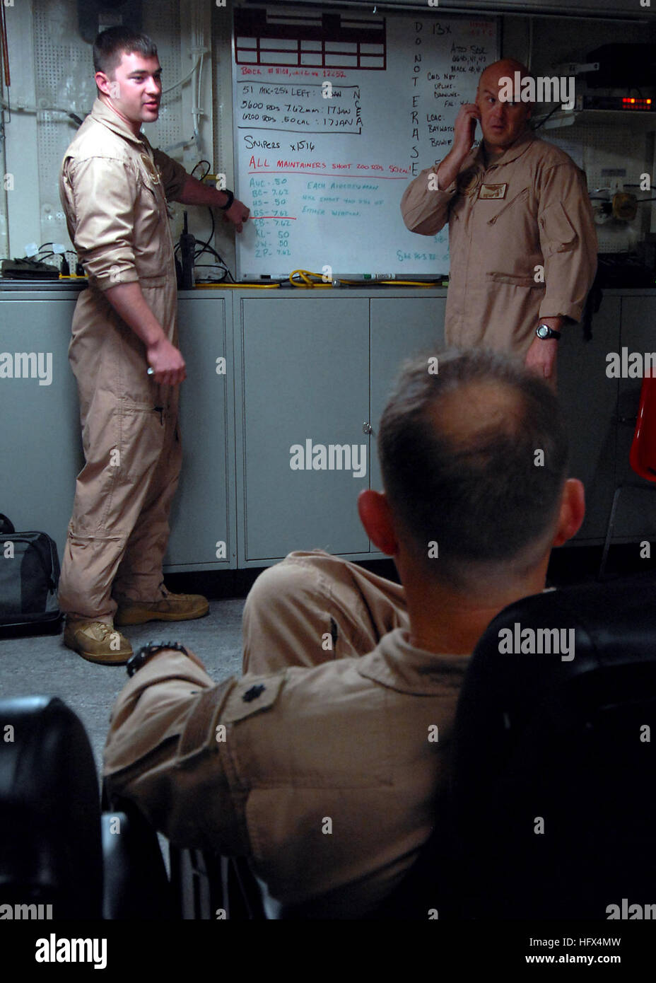 090124-N-6278K-009 auf hoher See (24. Januar 2009) Naval Air Crewman 2 ...