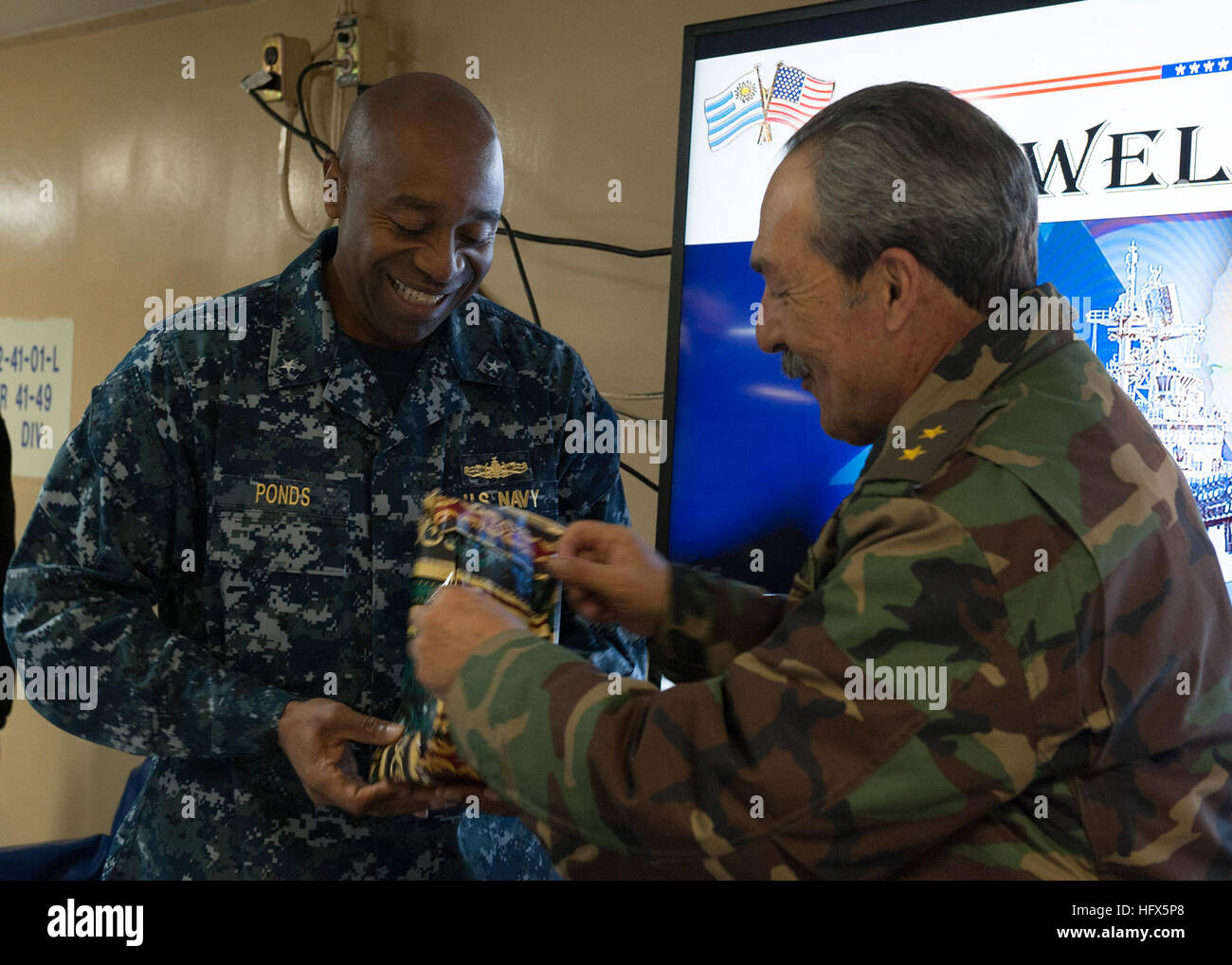 Uruguay-Armee General Neris Corbo, Recht, präsentiert ein Geschenk zum ...