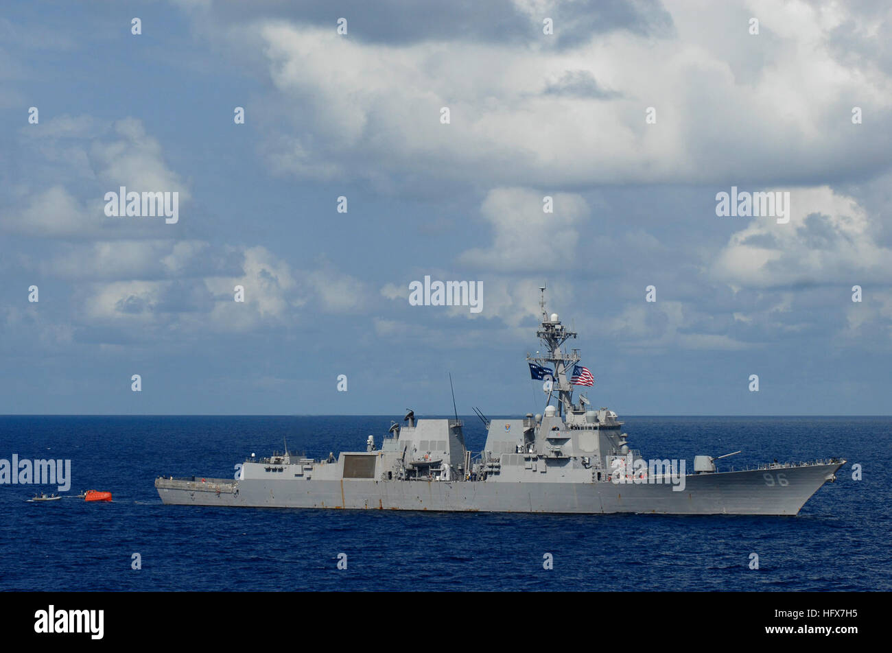 USS Bainbridge (DDG-96) schleppt für Beweise, die Anschluss an der ...