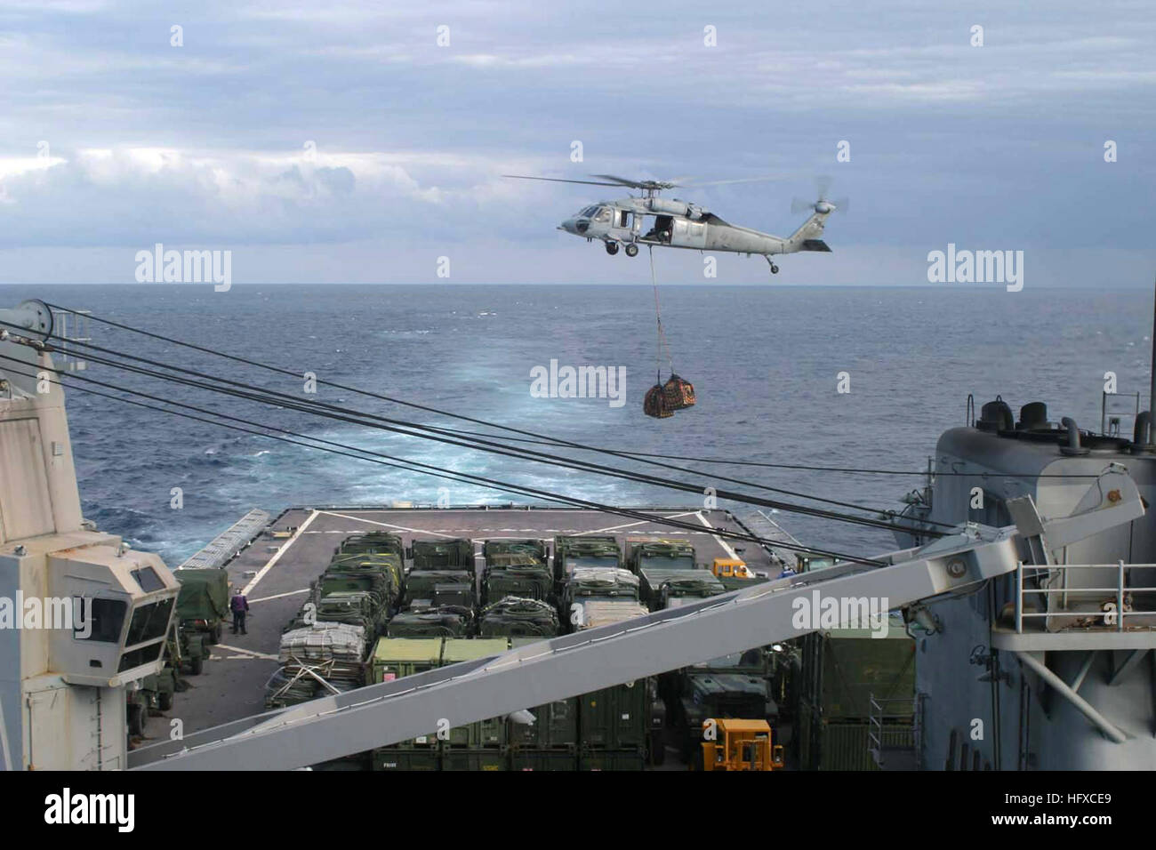 050826-N-7660S-063-Atlantik (26. August 2005) - ein MH-60 Seahawk ...