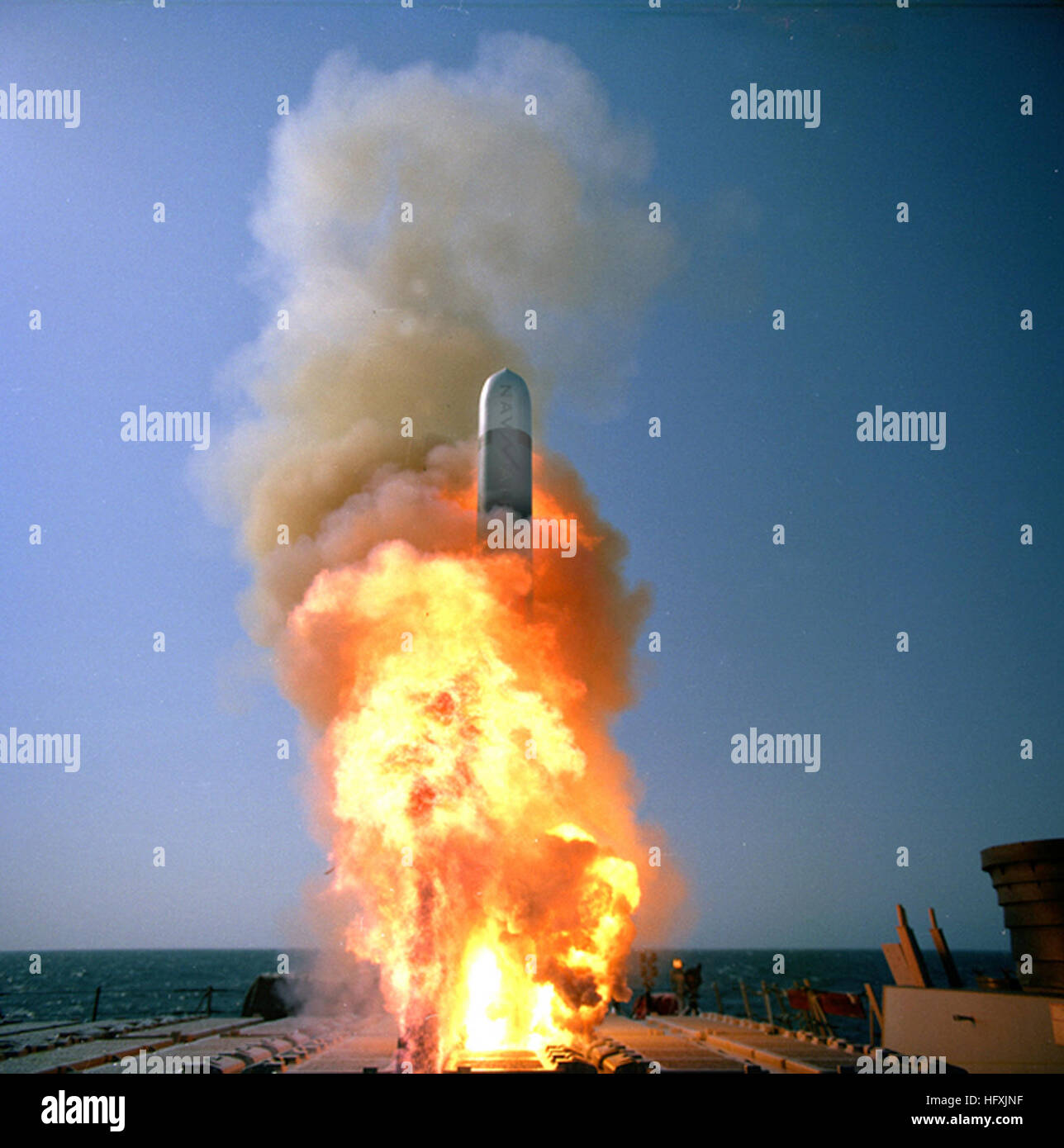 Tomahawk rakete im flug -Fotos und -Bildmaterial in hoher Auflösung – Alamy