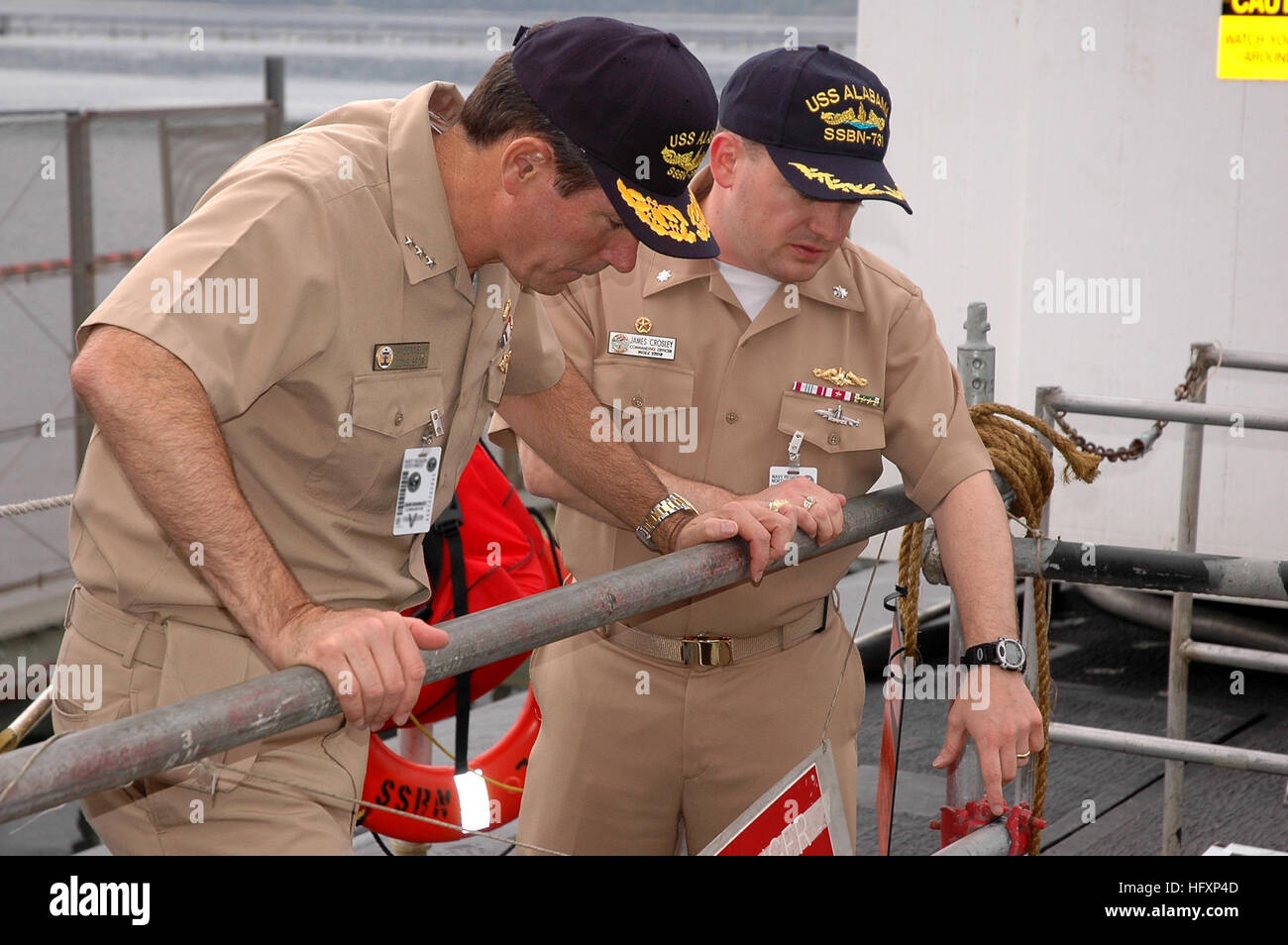 090806-N-8119A-012 BANGOR, Washington (6. August 2009) Commander James ...
