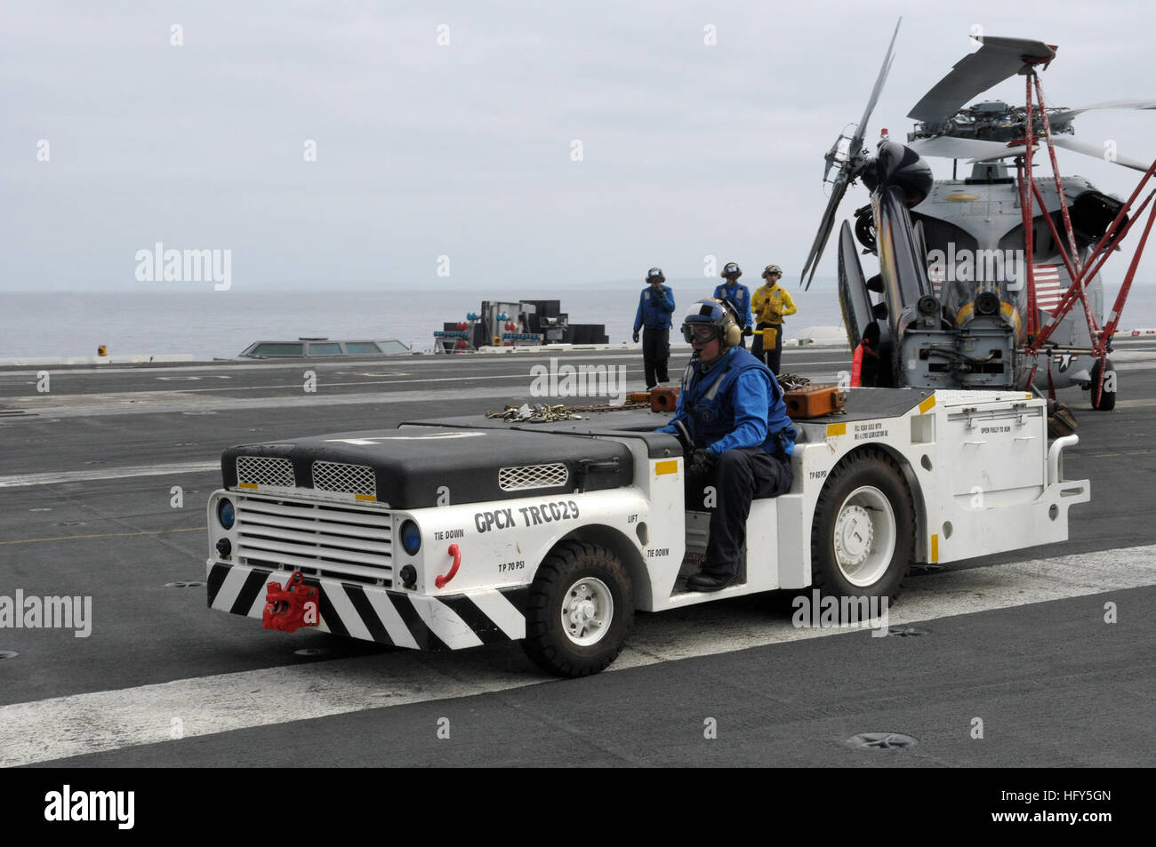 Us navy flight deck tractor -Fotos und -Bildmaterial in hoher Auflösung ...