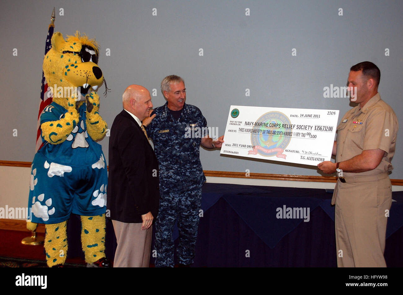 110614-N-YZ910-001 JACKSONVILLE, Florida (14. Juni 2011) Rear Admiral ...