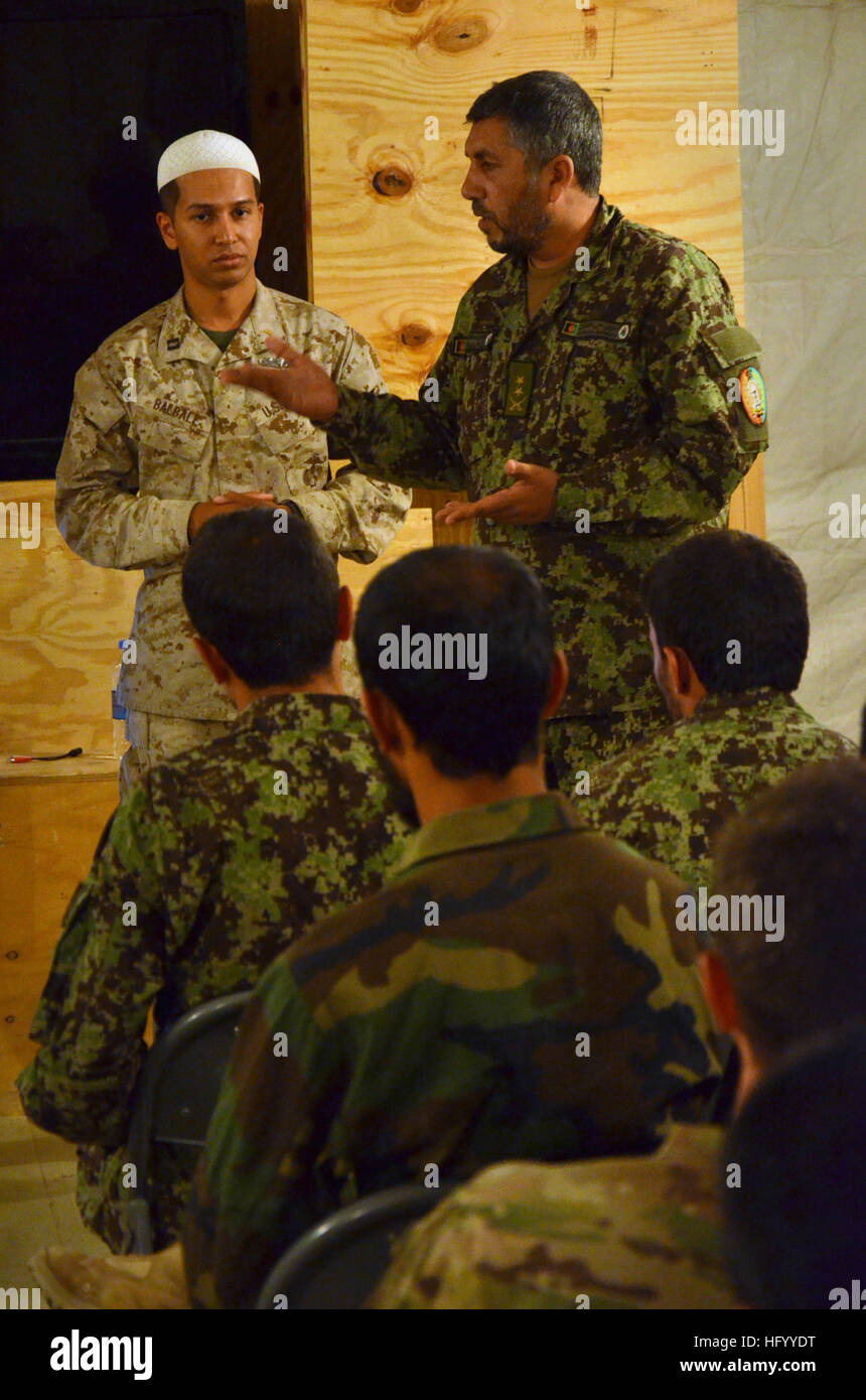 Ein Marinekaplan tritt während einer Mullah Shura in Camp Dwyer mit ...