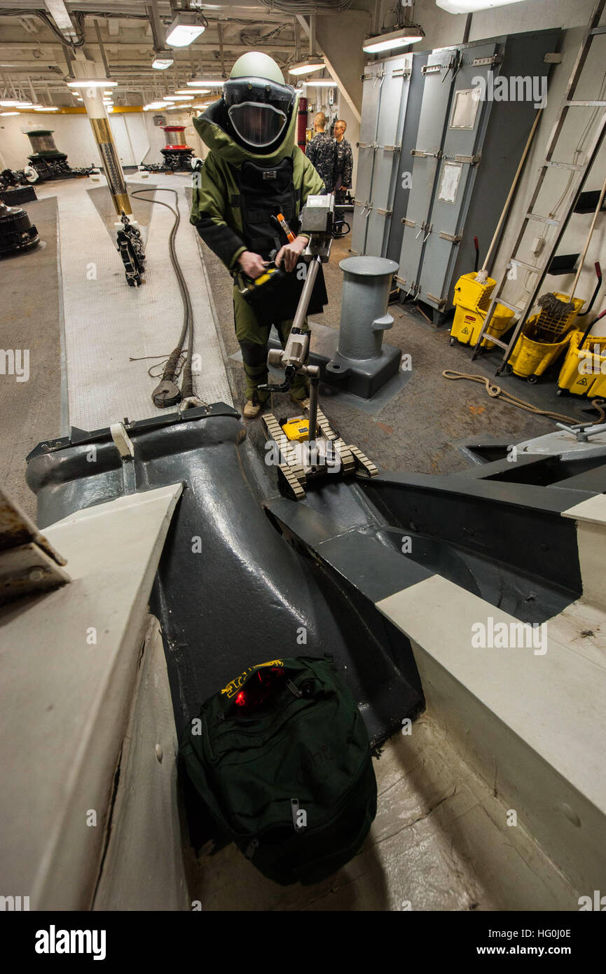 130806-N-KE519-037. CORAL SEA (6. August 2013) Explosive Ordnance ...