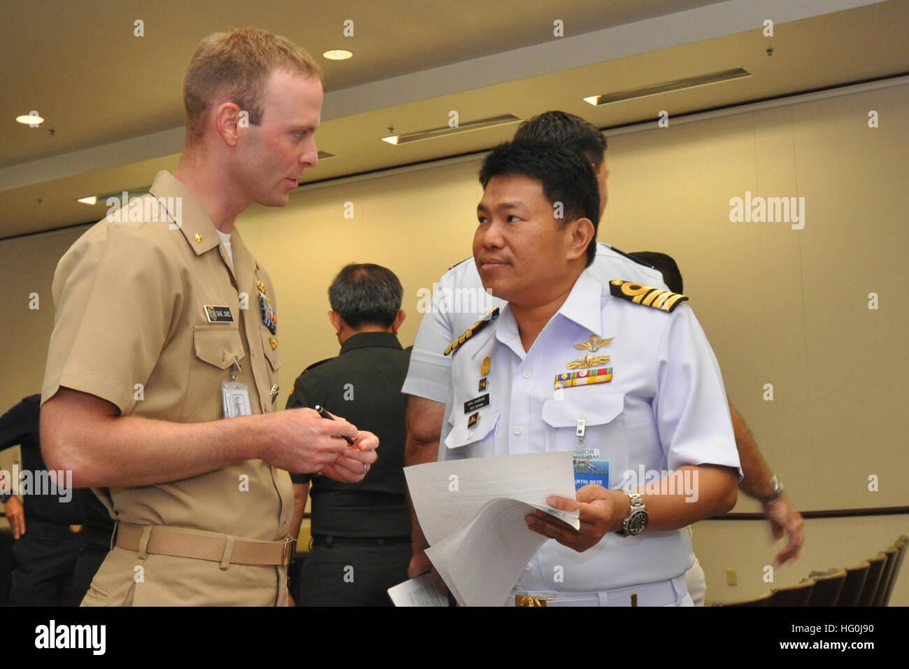 U.S. Navy Lt. CMdR David Jones und Royal Thai Navy Captain Skye Bekanan ...