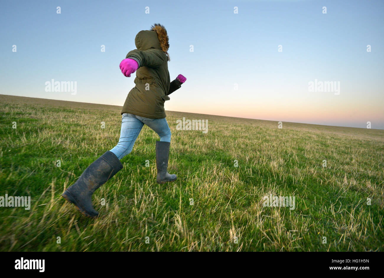 Weglaufendes kind -Fotos und -Bildmaterial in hoher Auflösung – Alamy