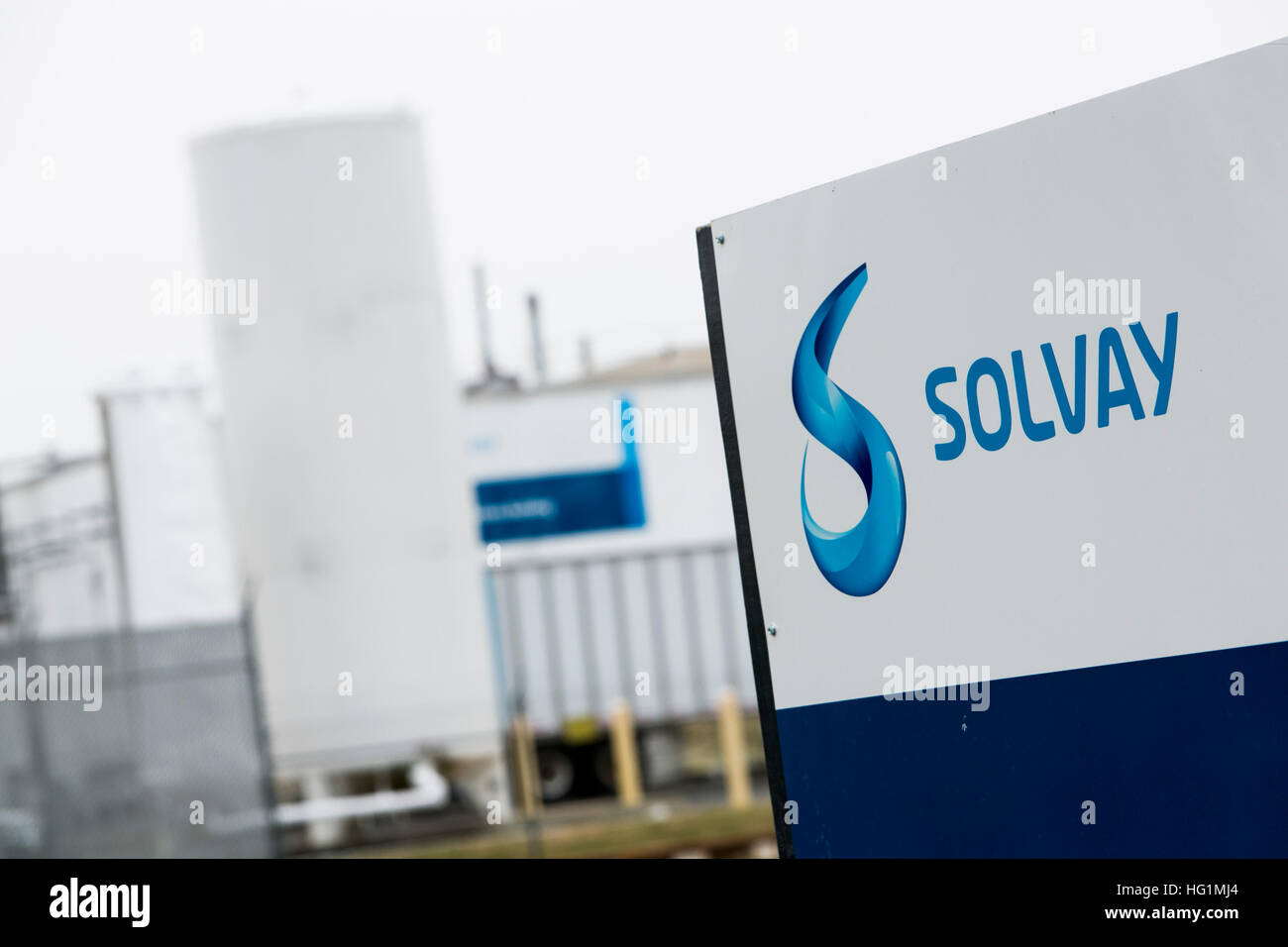 Ein Logo Zeichen außerhalb einer Einrichtung von Solvay in Havre De ...