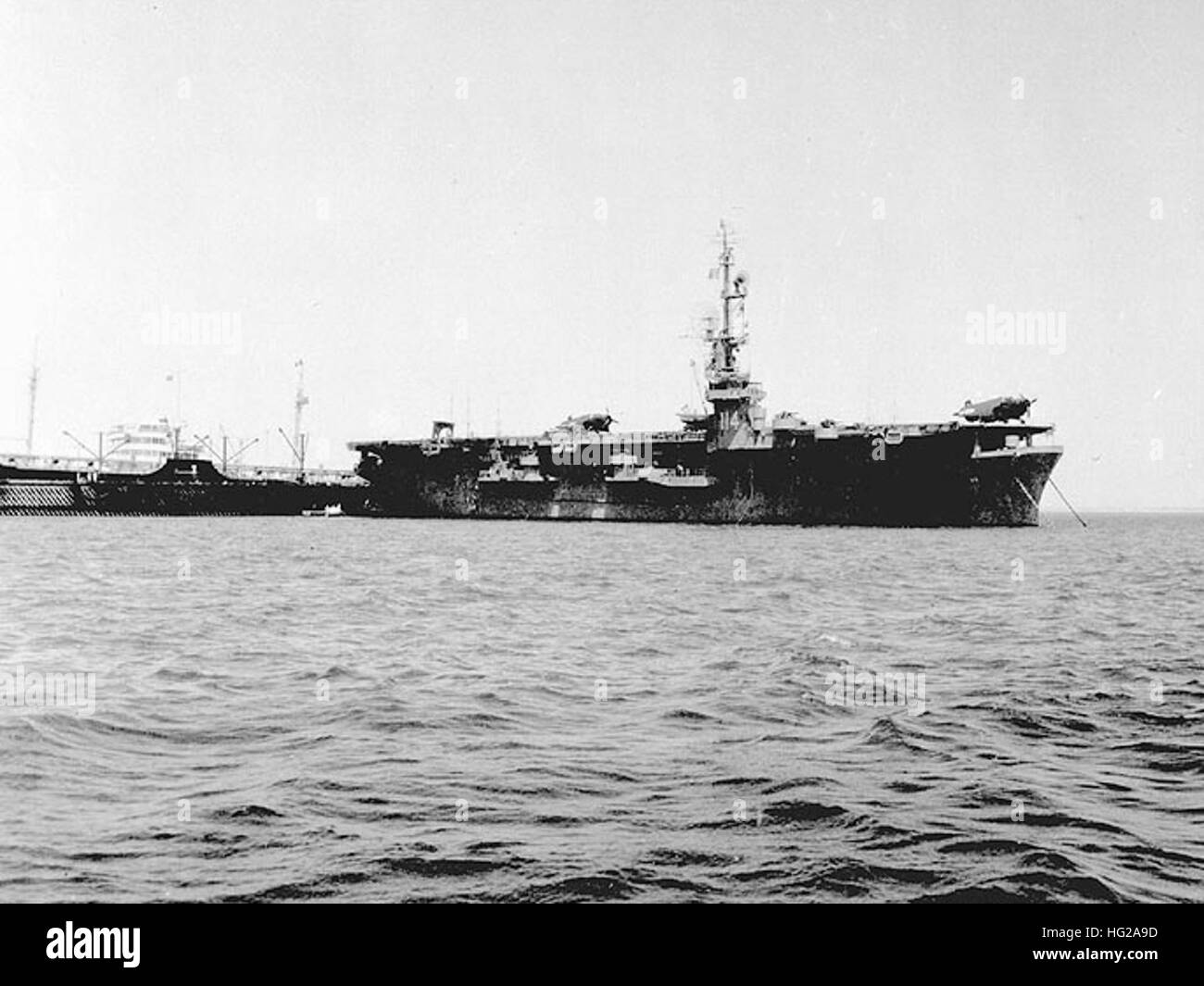 Mediterranean festgemacht zum BAPCO Pier in Bahrain, ca. Juli 1948 ...