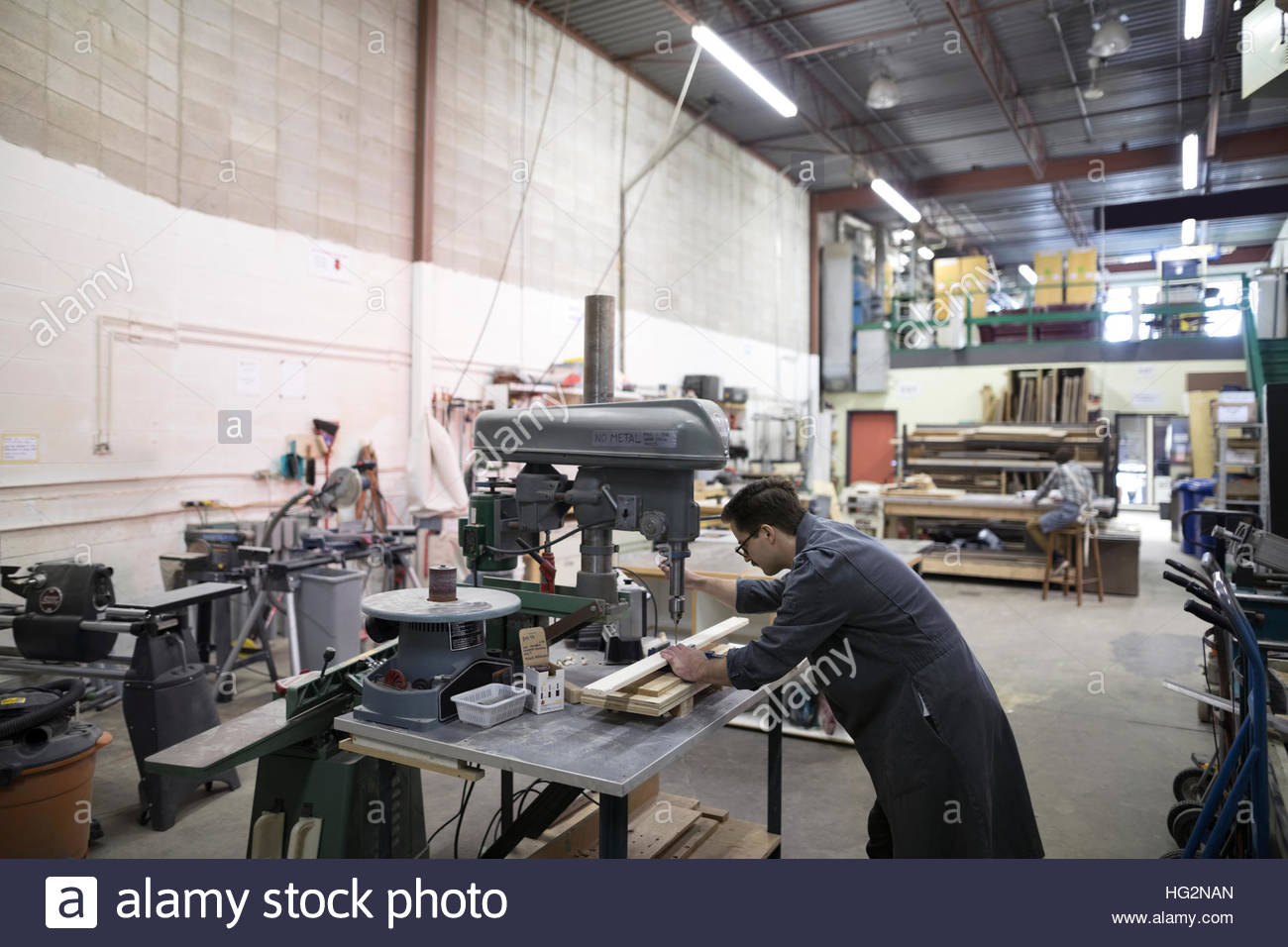 Männliche Zimmermann mit Bohrmaschine in Werkstatt Stockfotografie - Alamy