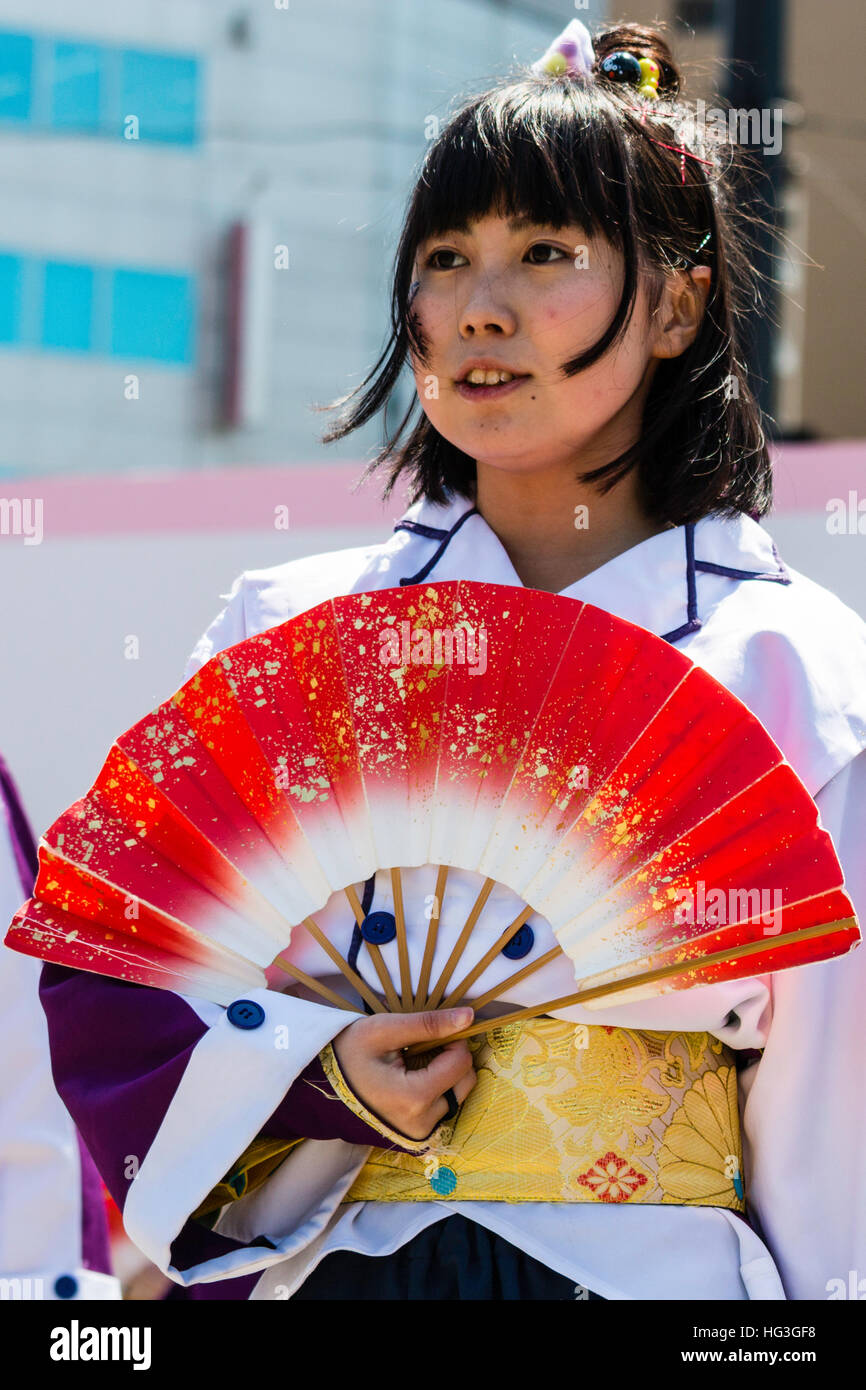 Japanese girl holding fan -Fotos und -Bildmaterial in hoher Auflösung ...