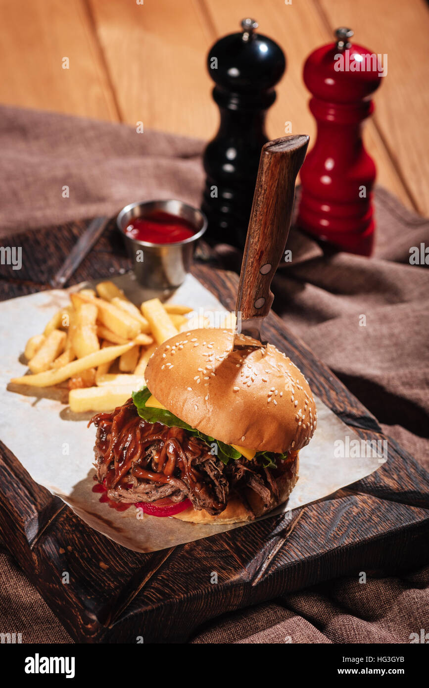 Leckere Burger serviert mit Pommes frites Stockfotografie - Alamy