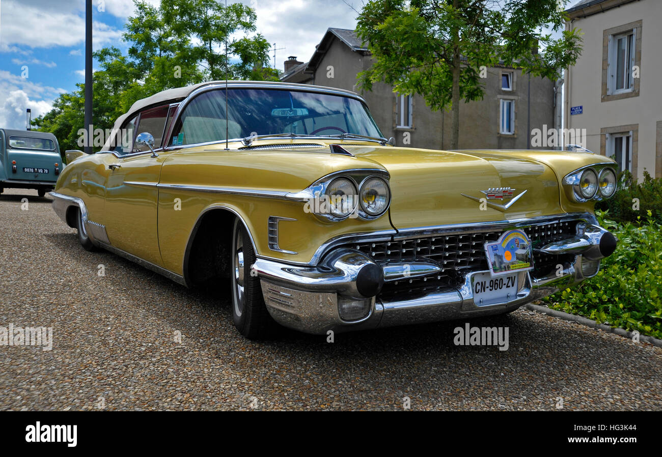 Gold cadillac -Fotos und -Bildmaterial in hoher Auflösung – Alamy
