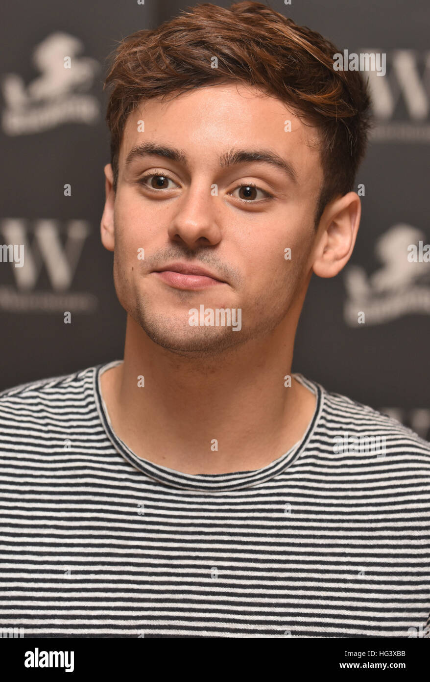 Tom daley buchsignierung -Fotos und -Bildmaterial in hoher Auflösung ...