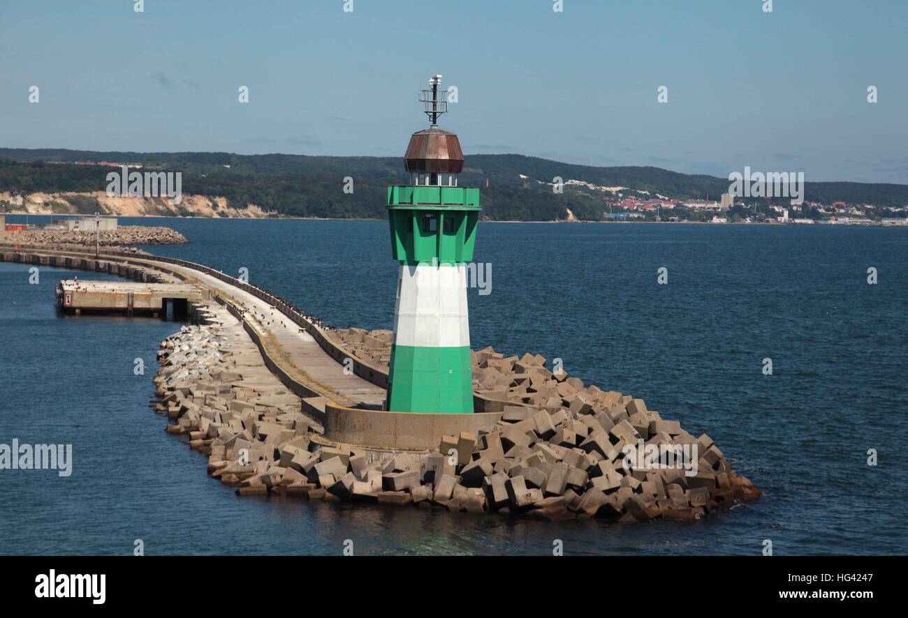 Der Leuchtturm auf der Mole, dem Fährhafen Neu Mukran bei Sassnitz auf ...