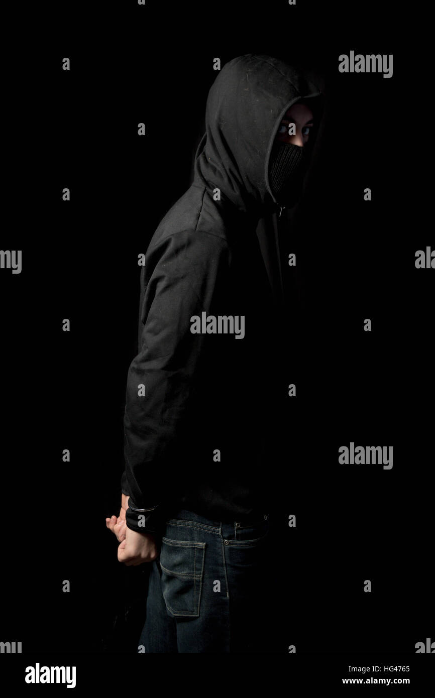 Teen thug face hidden -Fotos und -Bildmaterial in hoher Auflösung – Alamy