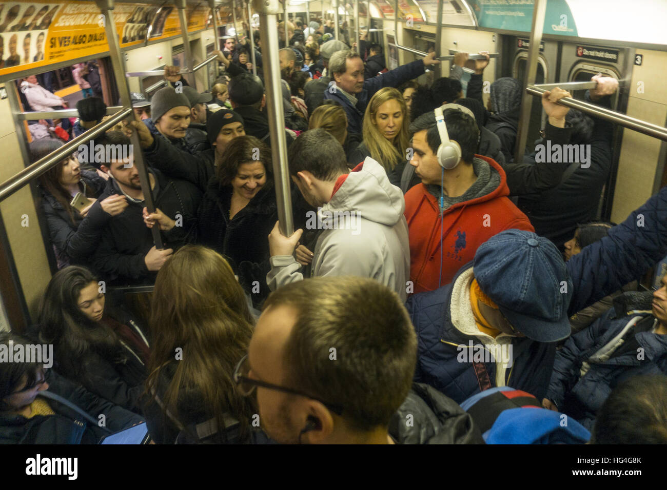 Überfüllten u-Bahn während der Rush Hour in New York City ...