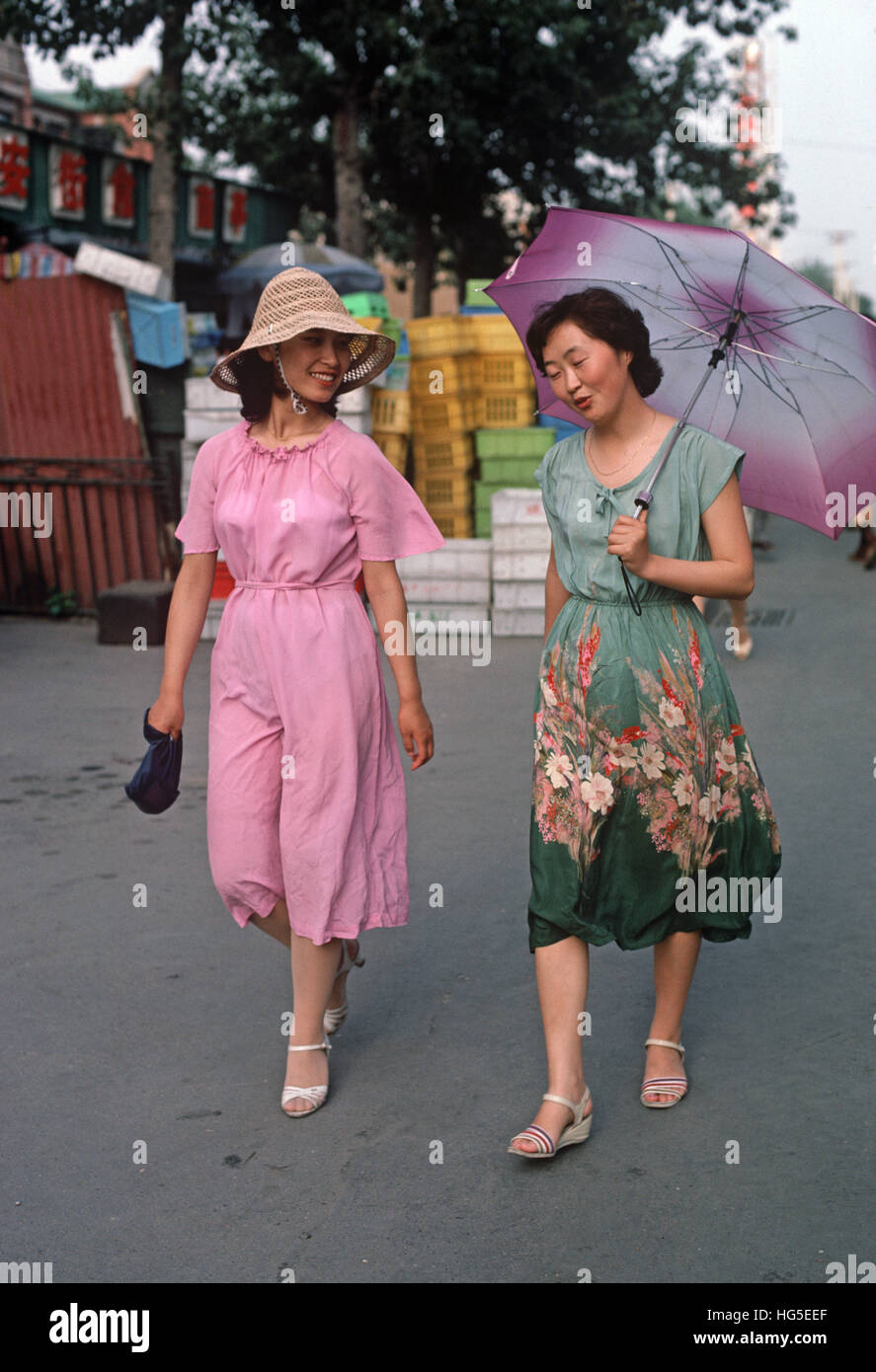 Chinesische 80er jahre mode -Fotos und -Bildmaterial in hoher Auflösung ...