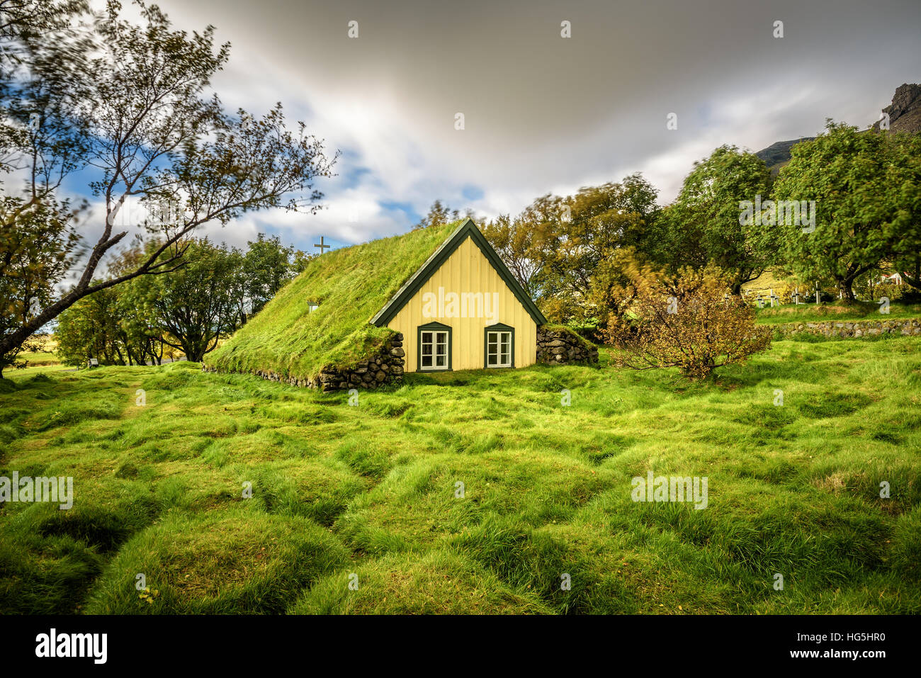 Turf-Kirche im kleinen isländischen Dorf von Hof, Skaftafell Island ...