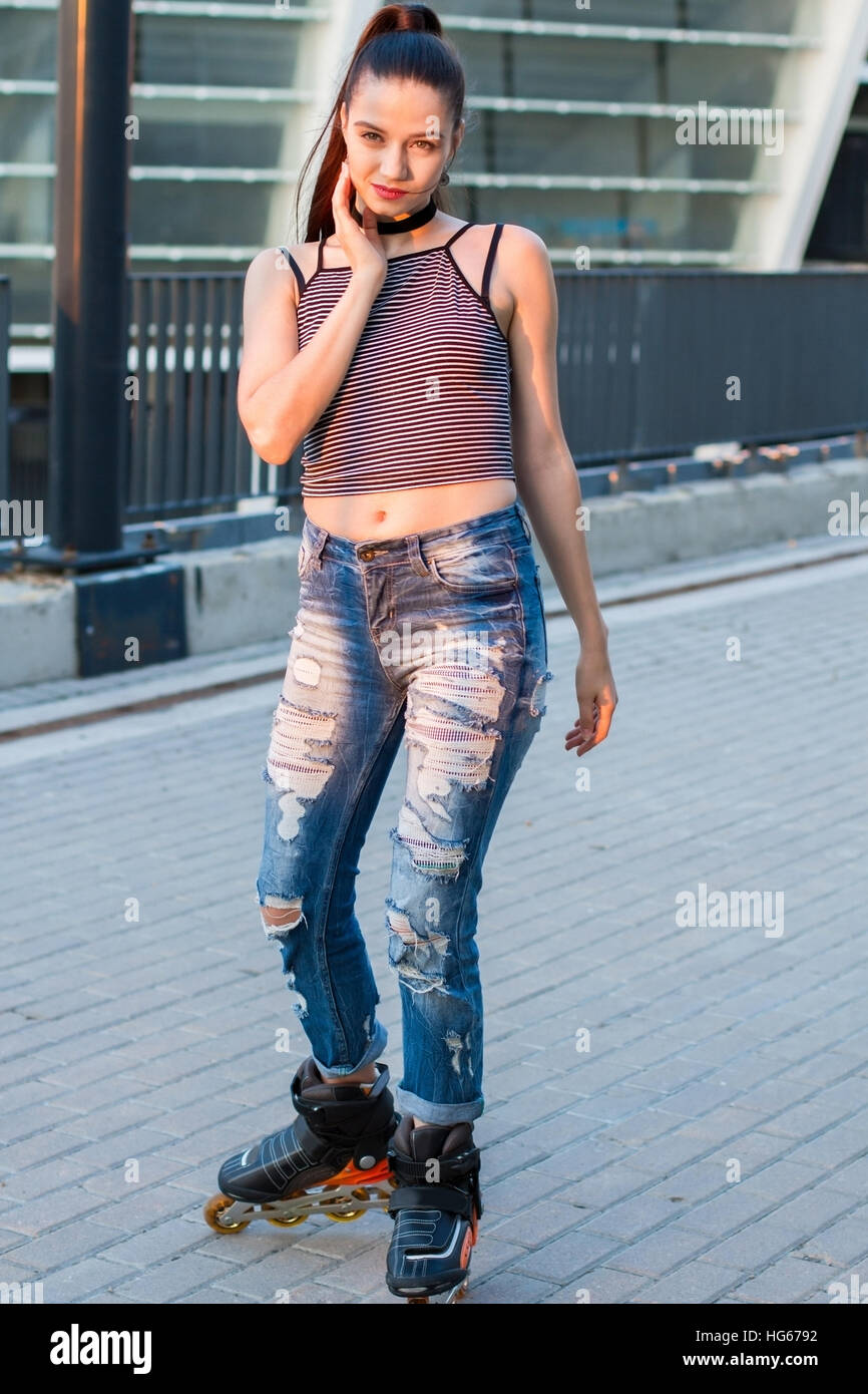 Rollerbladen frau inline skating -Fotos und -Bildmaterial in hoher ...