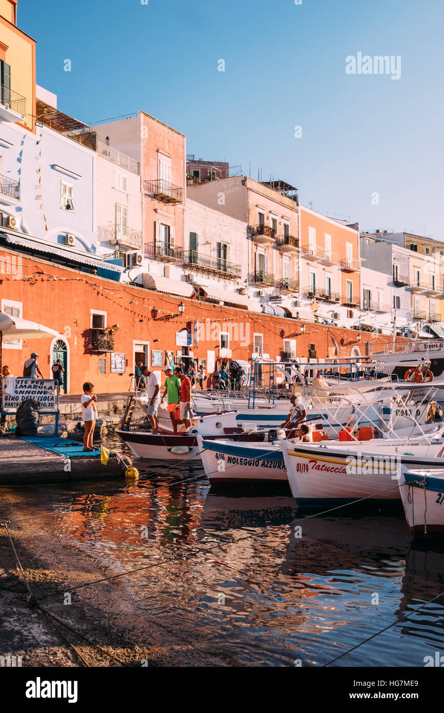Passagiere von Bord gehen von einem Boot in den Hafen der Insel Ponza ...