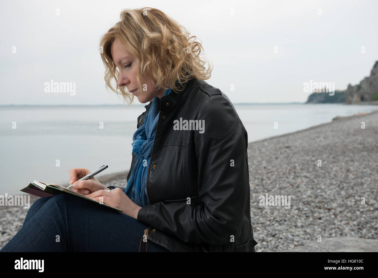 Frau strand schreiben notebook -Fotos und -Bildmaterial in hoher ...