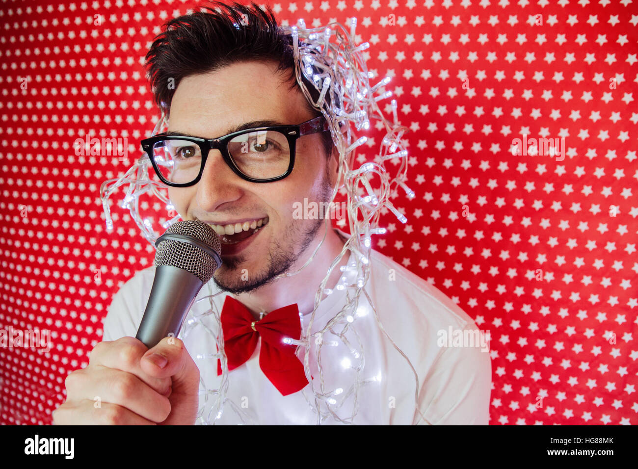Junger Mann singen auf einer Karaoke-party Stockfotografie - Alamy