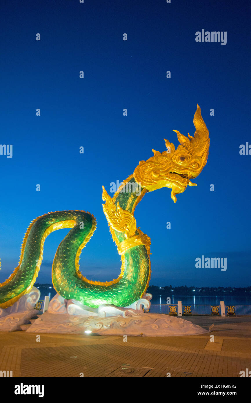 ein Phayanak oder Naga-Statue am Mekong in der Stadt Nong Khai im Isan ...
