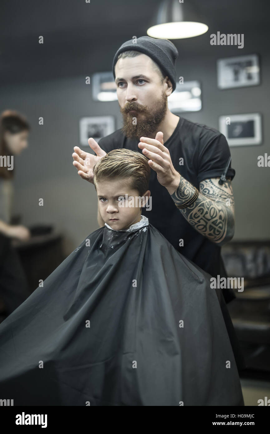 Friseur kinder -Fotos und -Bildmaterial in hoher Auflösung – Alamy