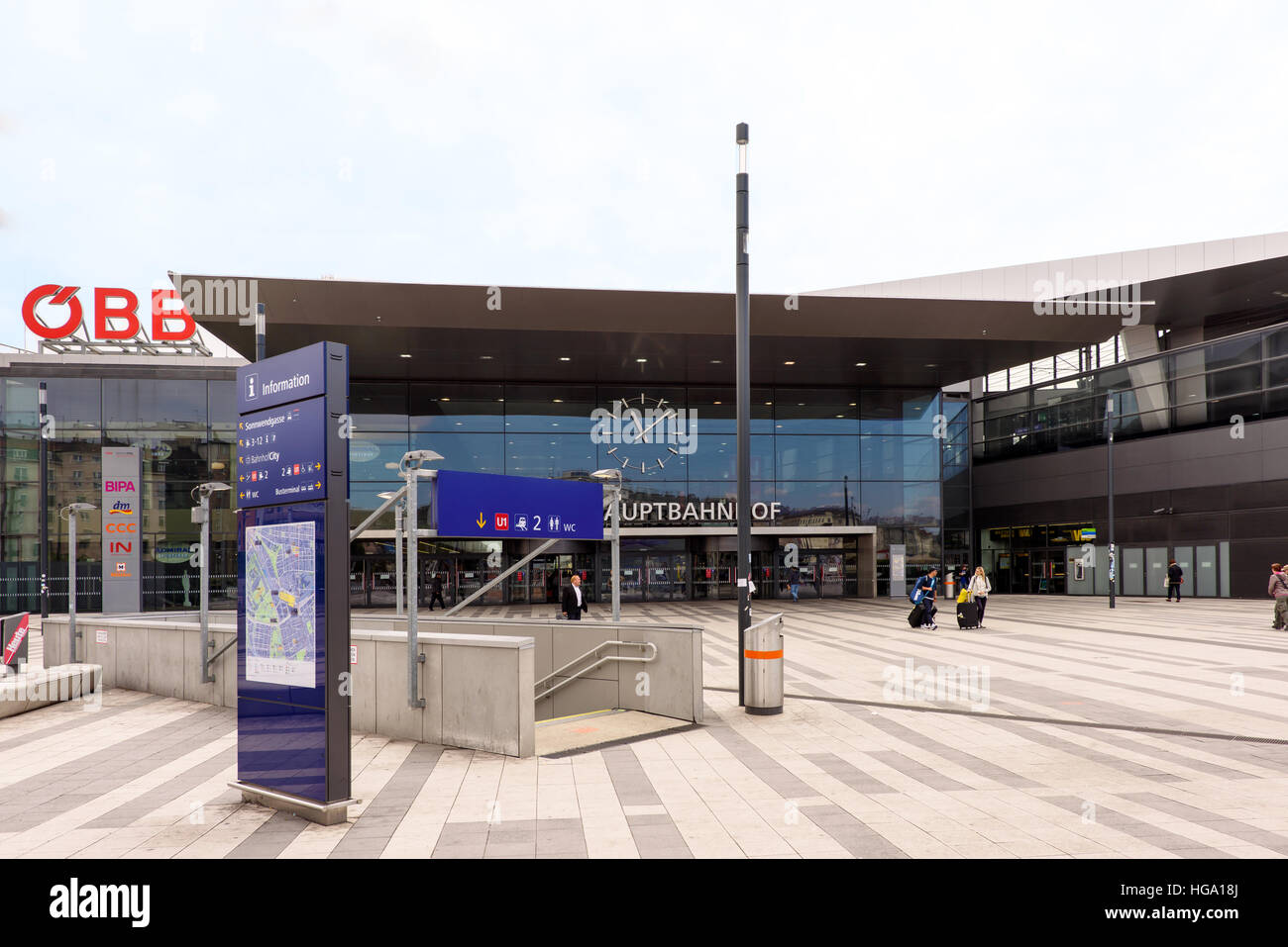 Wien, Österreich - 18. Mai 2016: Fassade des Hauptbahnhofs Wien mit ÖBB ...