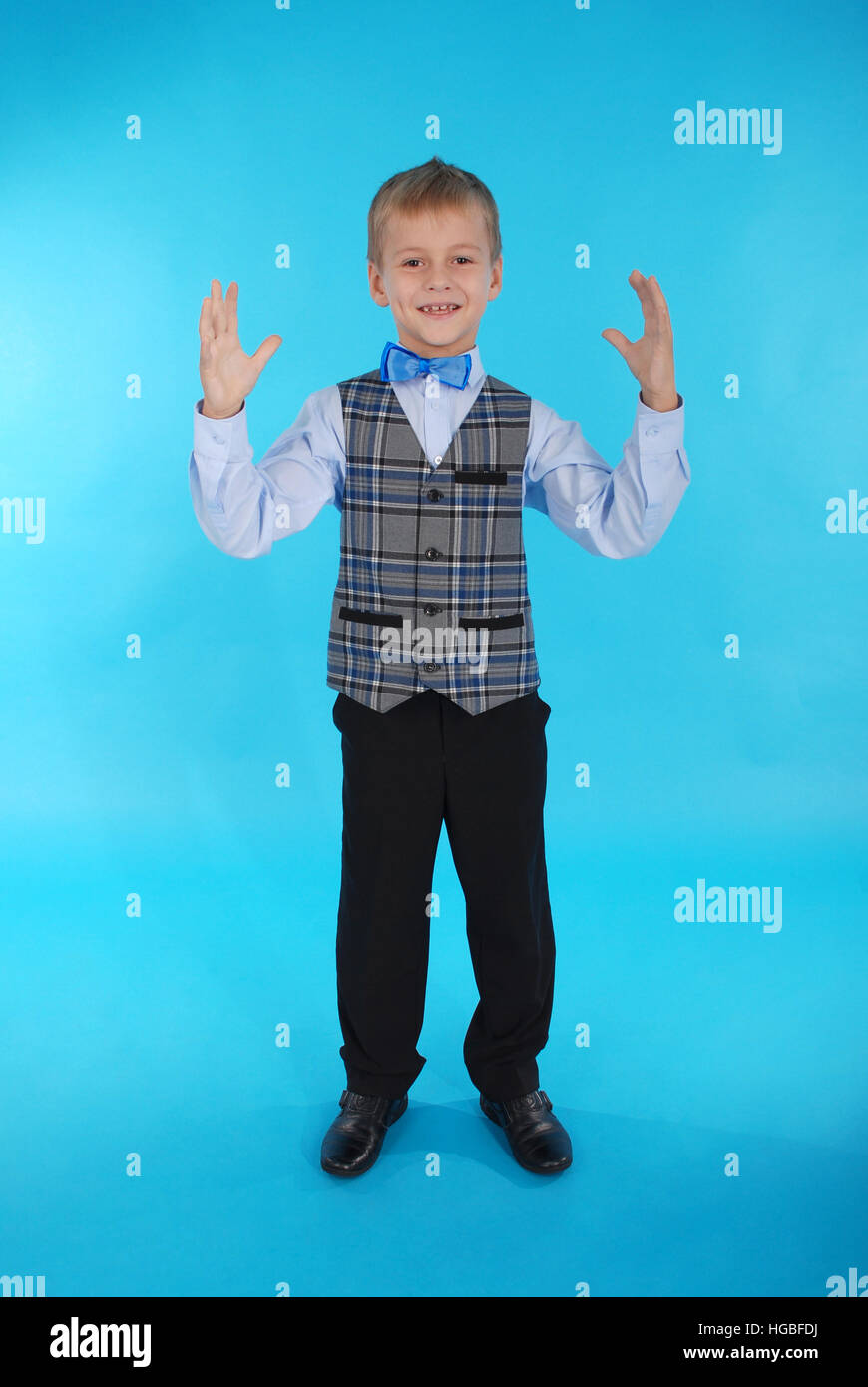 Junge in schuluniform -Fotos und -Bildmaterial in hoher Auflösung – Alamy