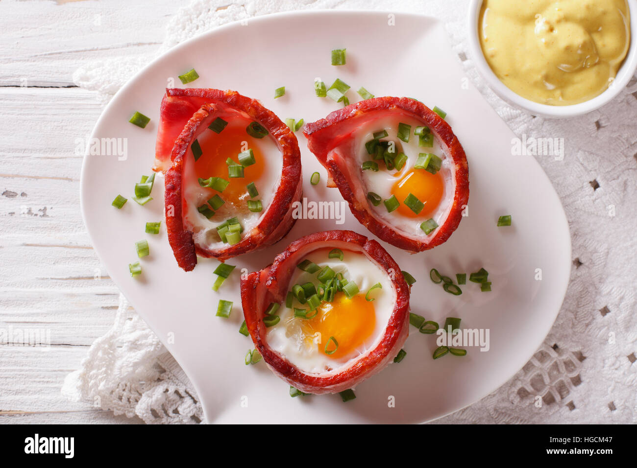 Spiegeleier, umhüllt von knusprigem Speck Nahaufnahme auf einer Platte ...