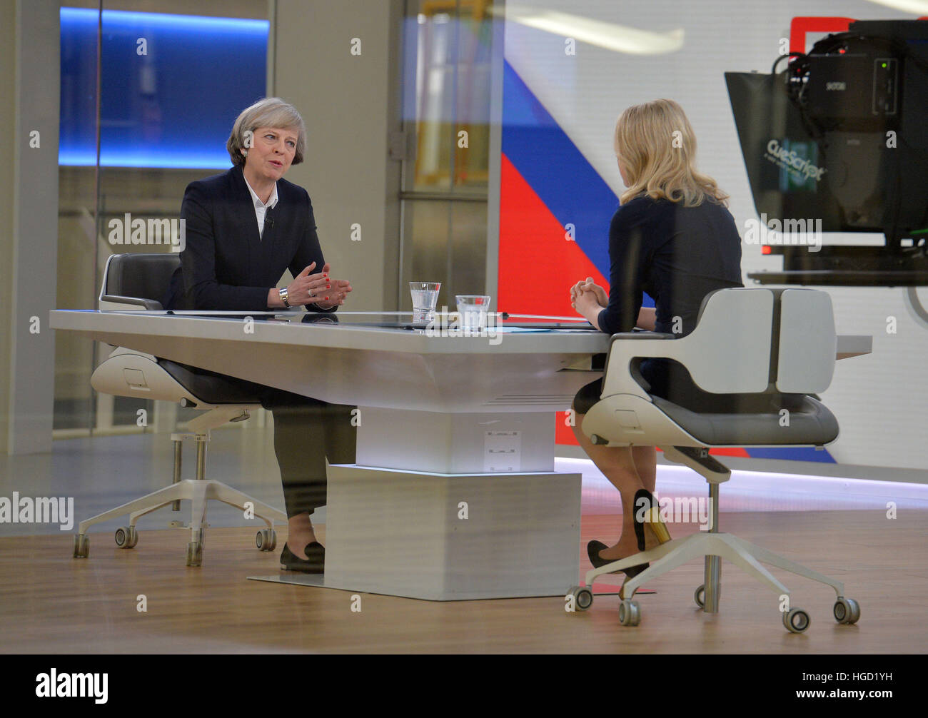 Premierminister Theresa May (links) wird von Sophy Ridge auf Sky News ...