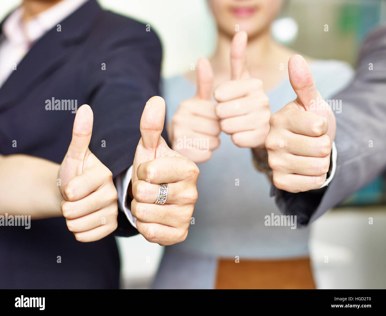 Daumen finger hoch -Fotos und -Bildmaterial in hoher Auflösung – Alamy