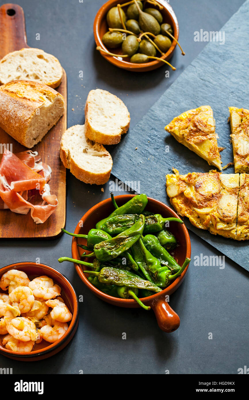 Authentische spanische Tapas mit Padron Paprika, Knoblauch Garnelen und ...