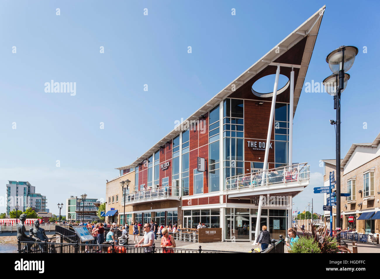 Wales, Cardiff, Cardiff Bay, Mermaid Quay, Restaurants am Wasser ...