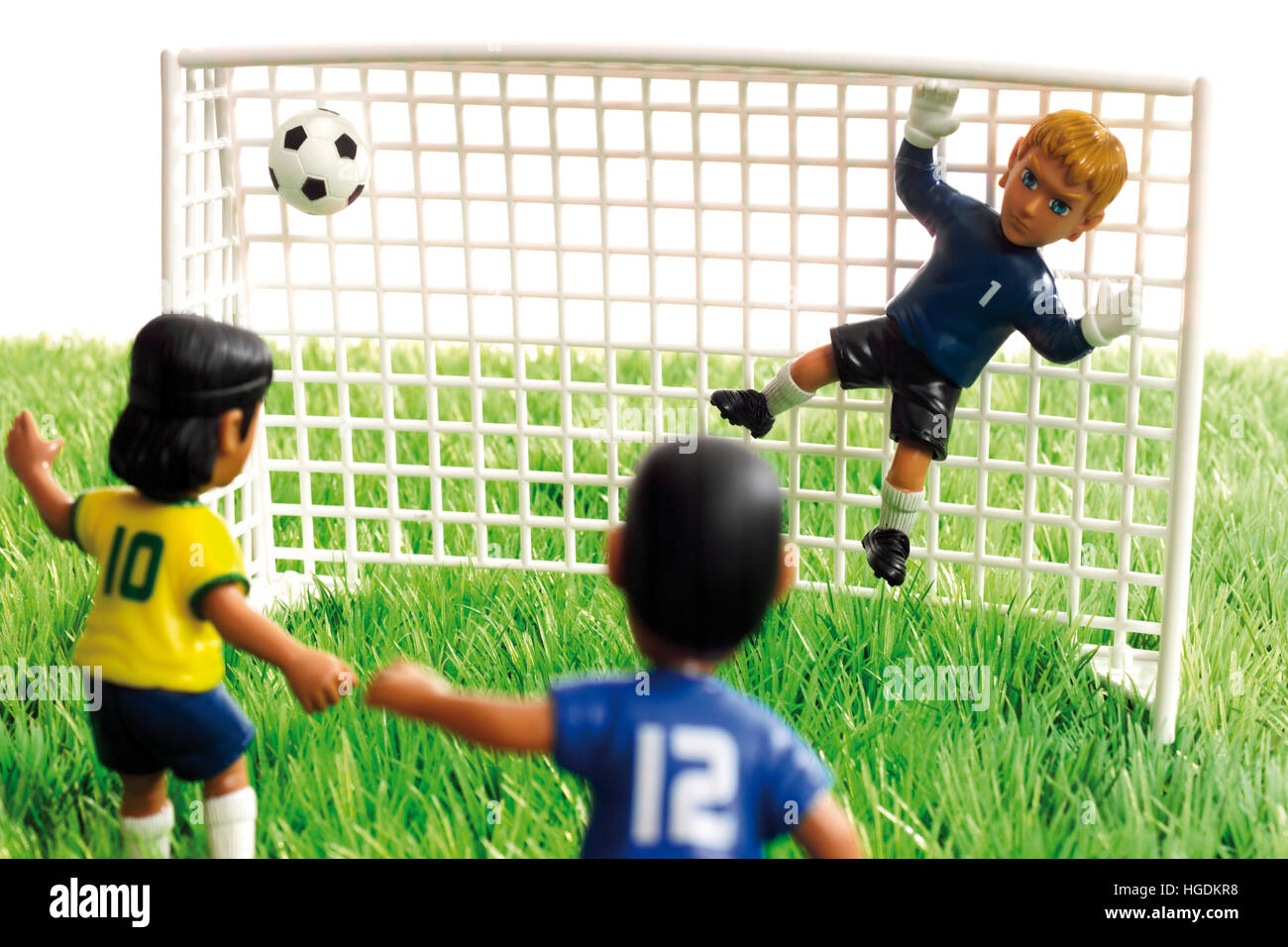 Fußball ins Tor geschossen Stockfotografie - Alamy