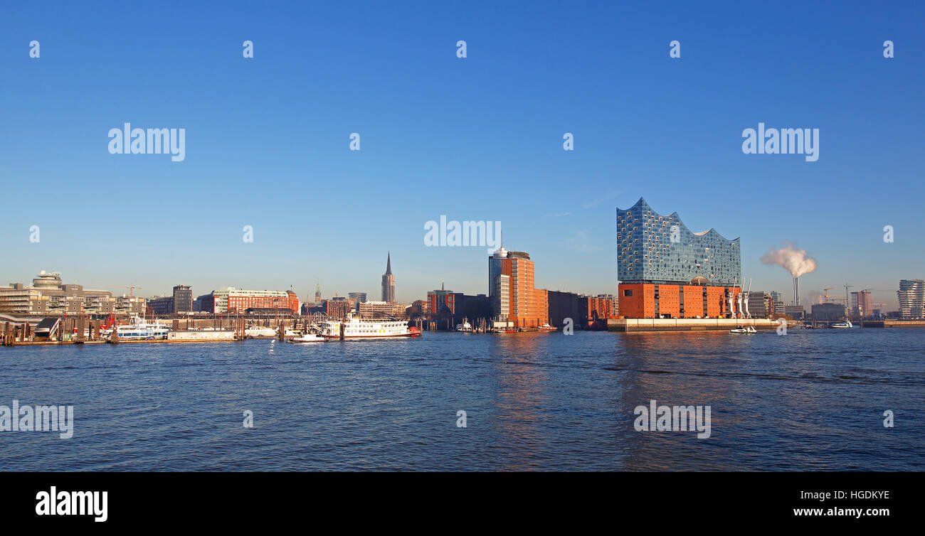 Der Hamburger Hafen, nördlichen Ufer der Elbe mit Elbphilharmonie ...