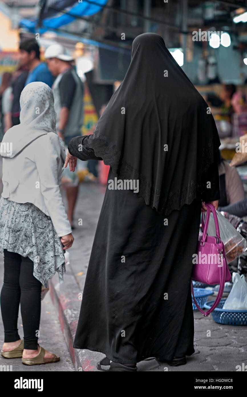 Muslim burka -Fotos und -Bildmaterial in hoher Auflösung – Alamy