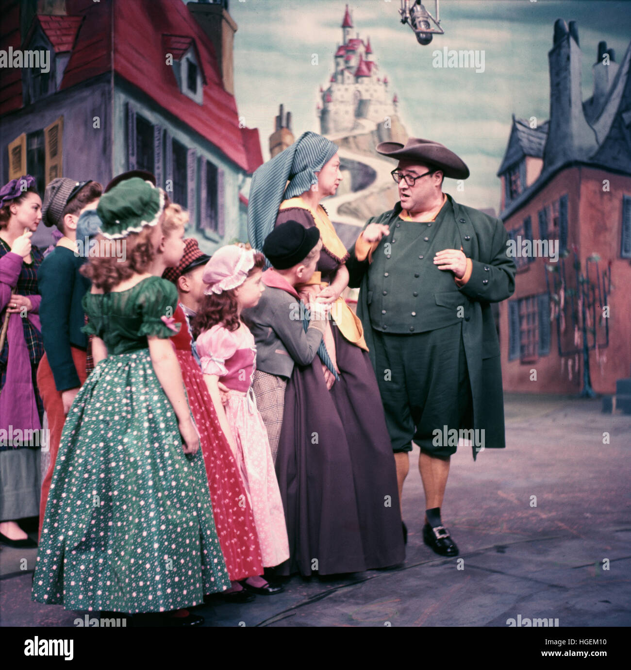 Jack E. Leonard, mit Brille, als Silas Barnaby in Babes in Toyland ...