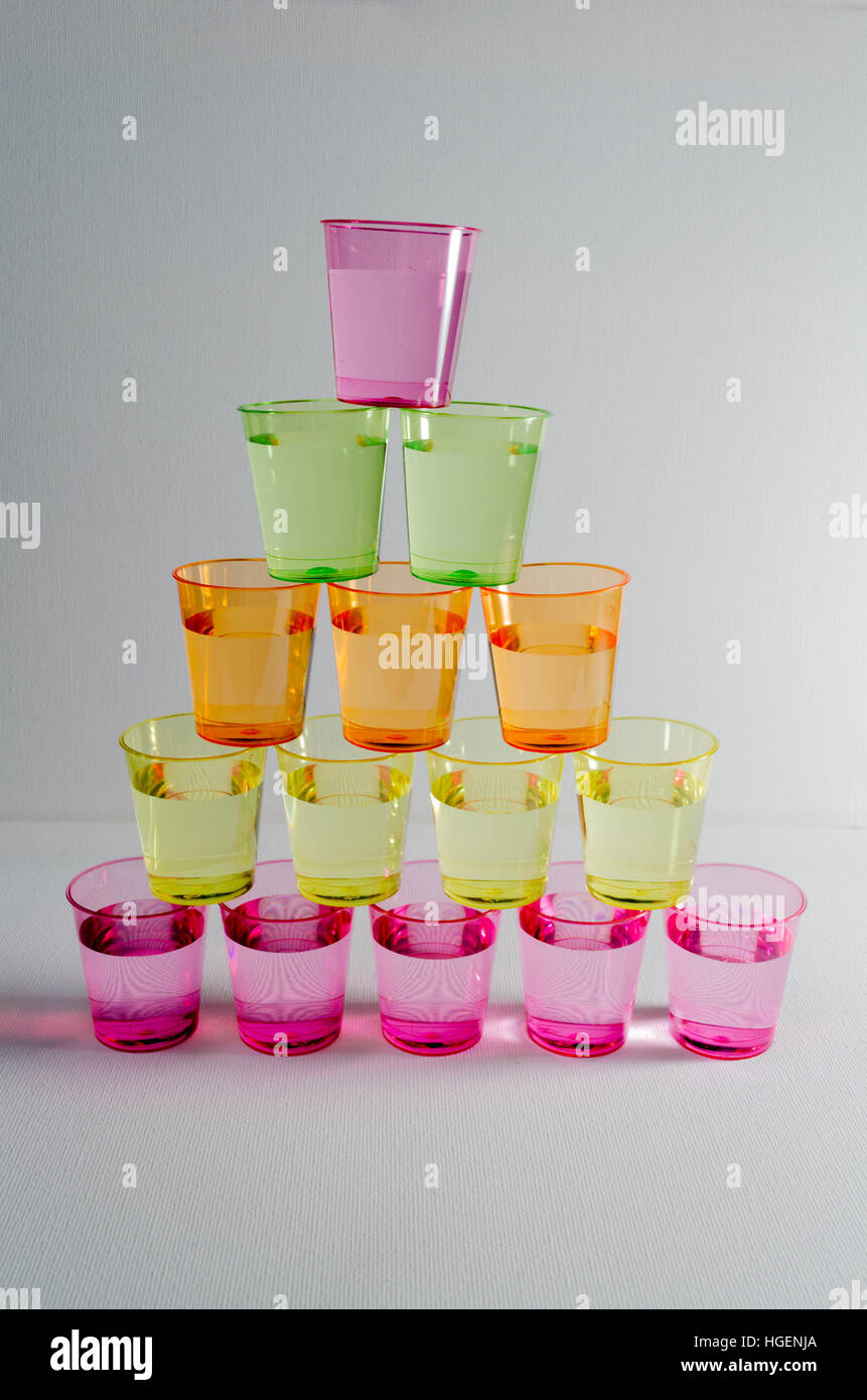 Piramide de vasos plasticos -Fotos und -Bildmaterial in hoher Auflösung ...