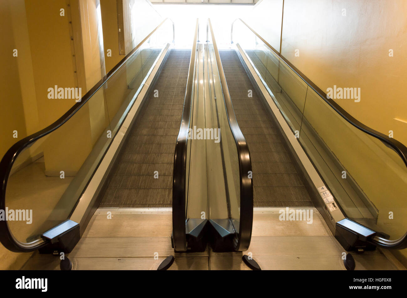 Rolltreppen in einem einkaufszentrum -Fotos und -Bildmaterial in hoher ...