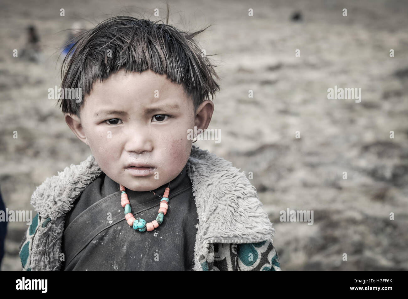 Dolpo, Nepal - ca. Juni 2012: kleine einheimische Mädchen mit kurzen ...