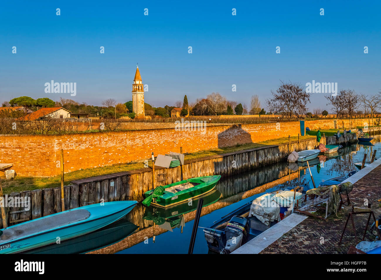 Italien Venetien Venedig - Insel Mazzorbo - Ansicht mit Glockenturm der ...