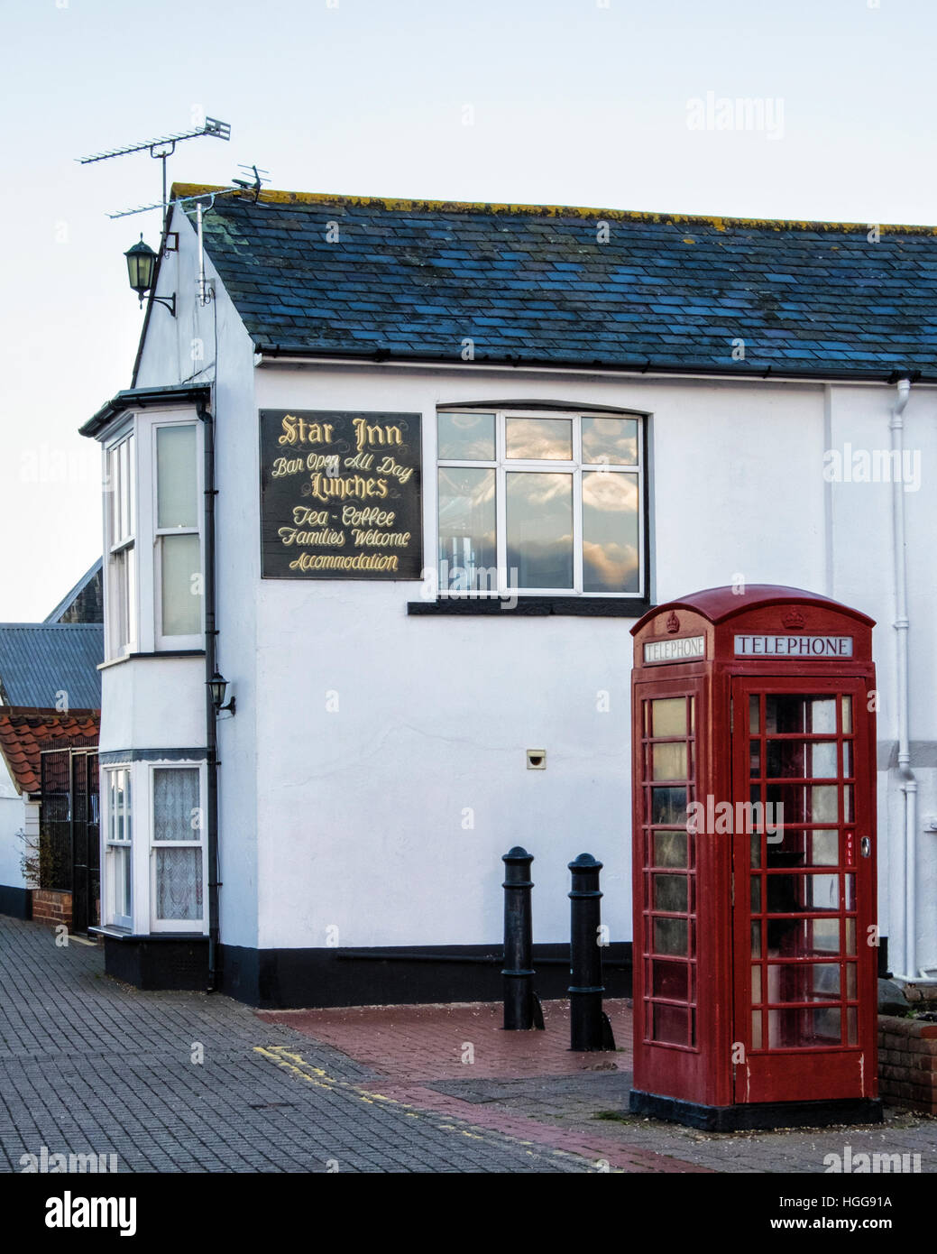 Burnham auf Crouch, Essex. Star Inn Pub & alte rote Telefonzelle im ...
