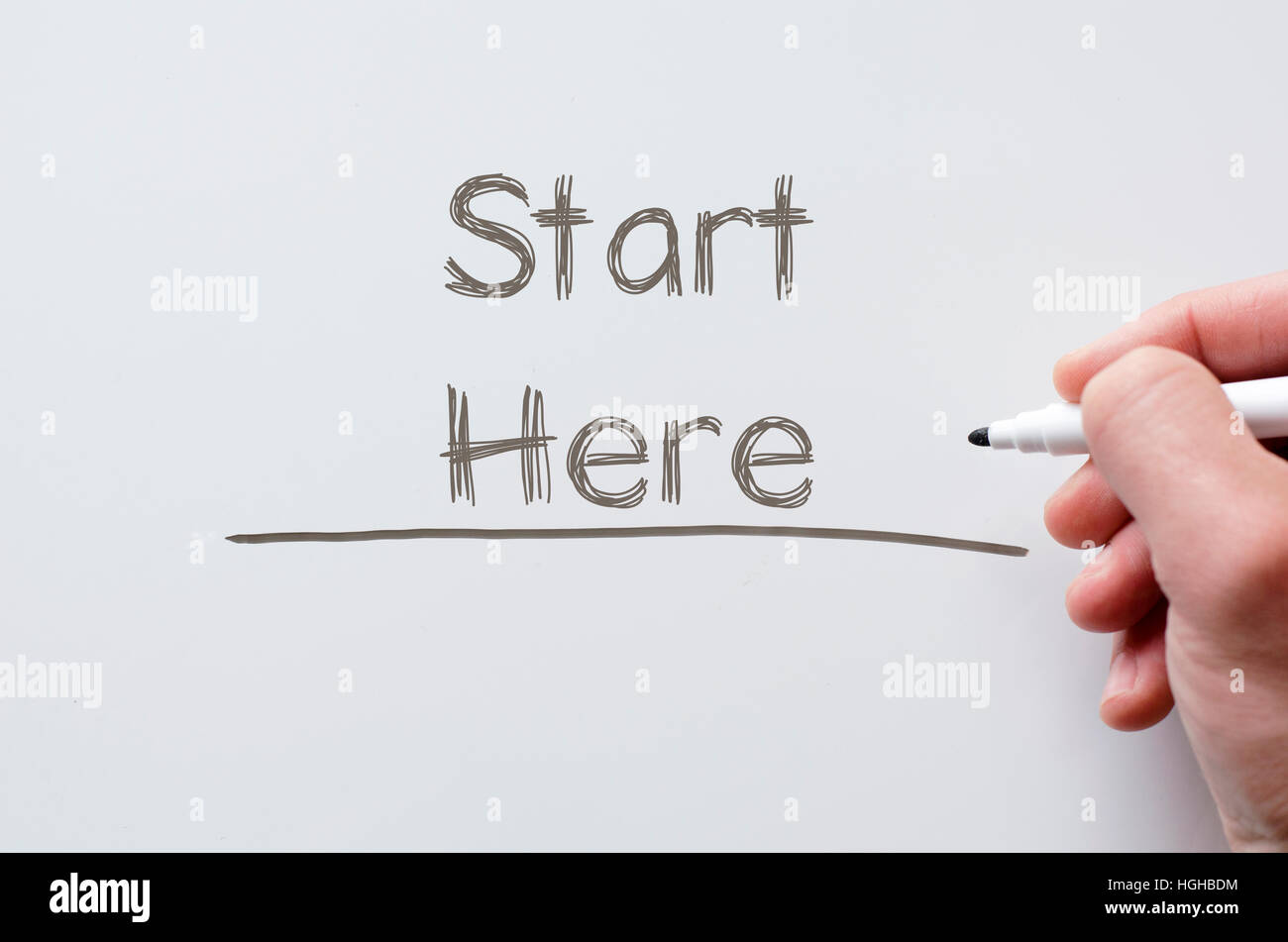 Menschliche Hand Start hier auf Whiteboard schreiben Stockfotografie ...
