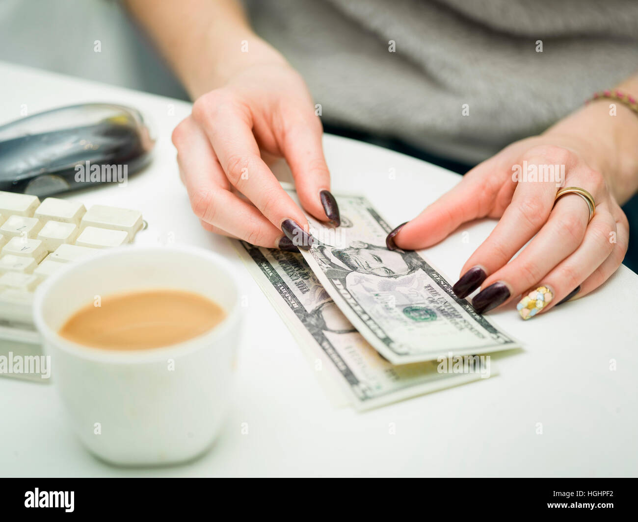 Dollars zählen -Fotos und -Bildmaterial in hoher Auflösung – Alamy