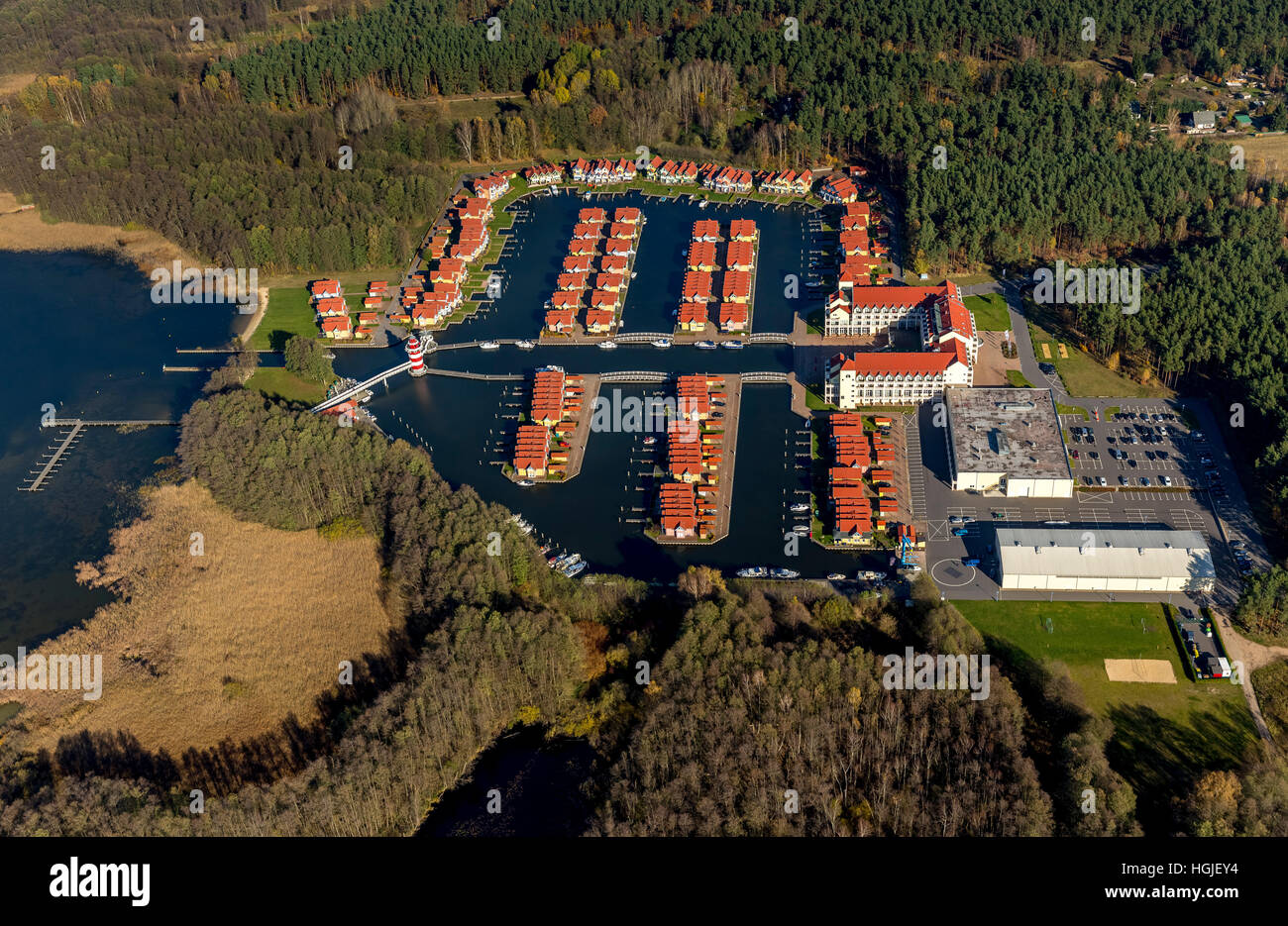 Luftbild-Ferienhäuser mit Boot starten, Marina Rheinberg, Hafendorf ...