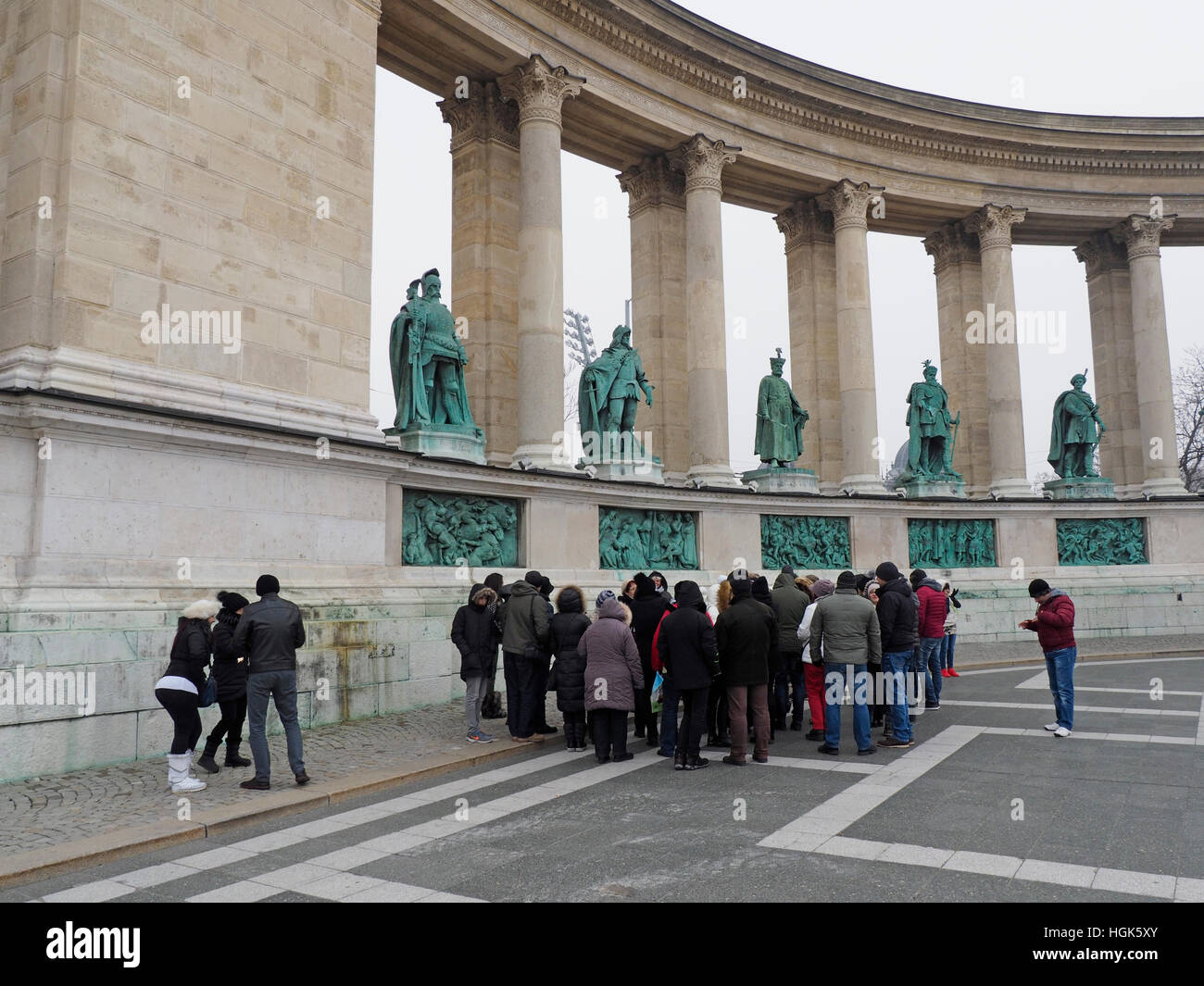 Touristen auf dem Hosok Ter Hero Platz in Budapest, Ungarn, eines der ...